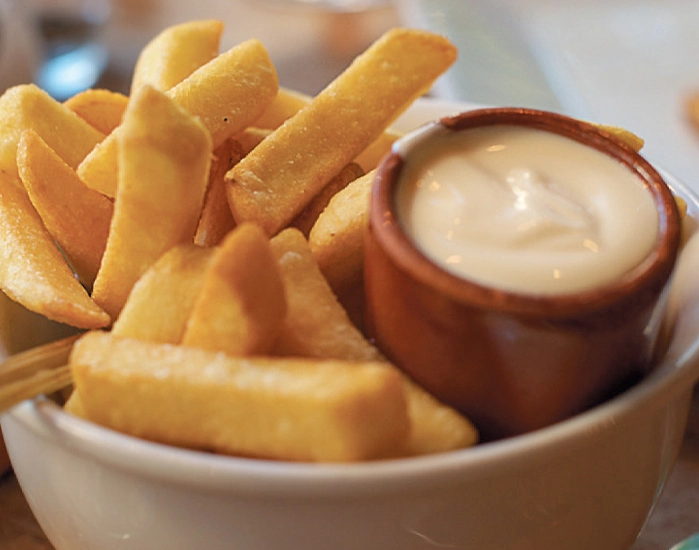 Patatas fritas con mayonesa